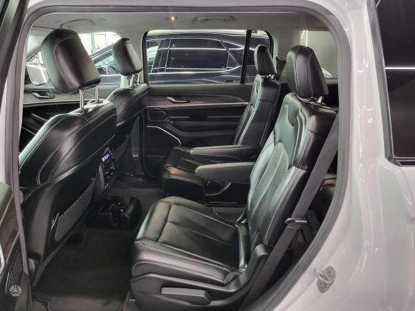 Balts Jeep Grand Cherokee 2021 Šauļi, ar dzinēja tilpumu 3.60 L un nobraukumu 82 tūkst. km par 30450 €, foto 10 vietnē AUTOMOTO.COM.LV