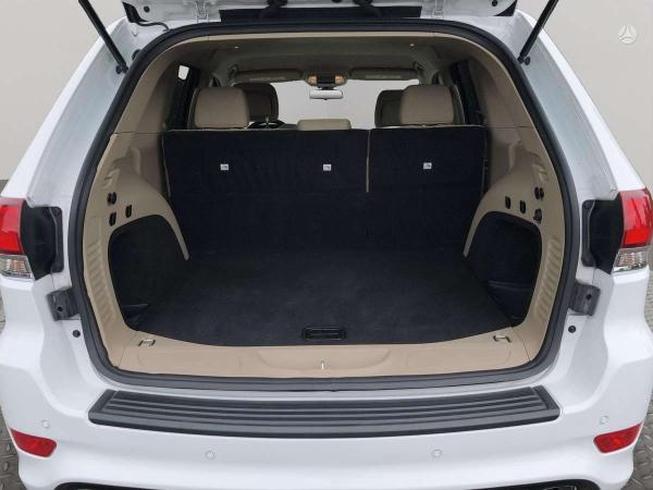 White Jeep Grand Cherokee 2021 in Vilnius, with an engine capacity of 3.60 L and mileage of 41 thousand km for 20999 €, photo 10 on AUTOMOTO.COM.LV