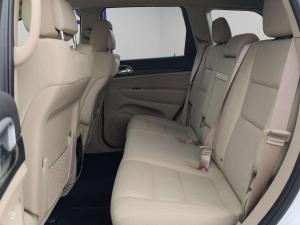 White Jeep Grand Cherokee 2021 in Vilnius, with an engine capacity of 3.60 L and mileage of 41 thousand km for 19999 €, photo 13 on AUTOMOTO.COM.LV