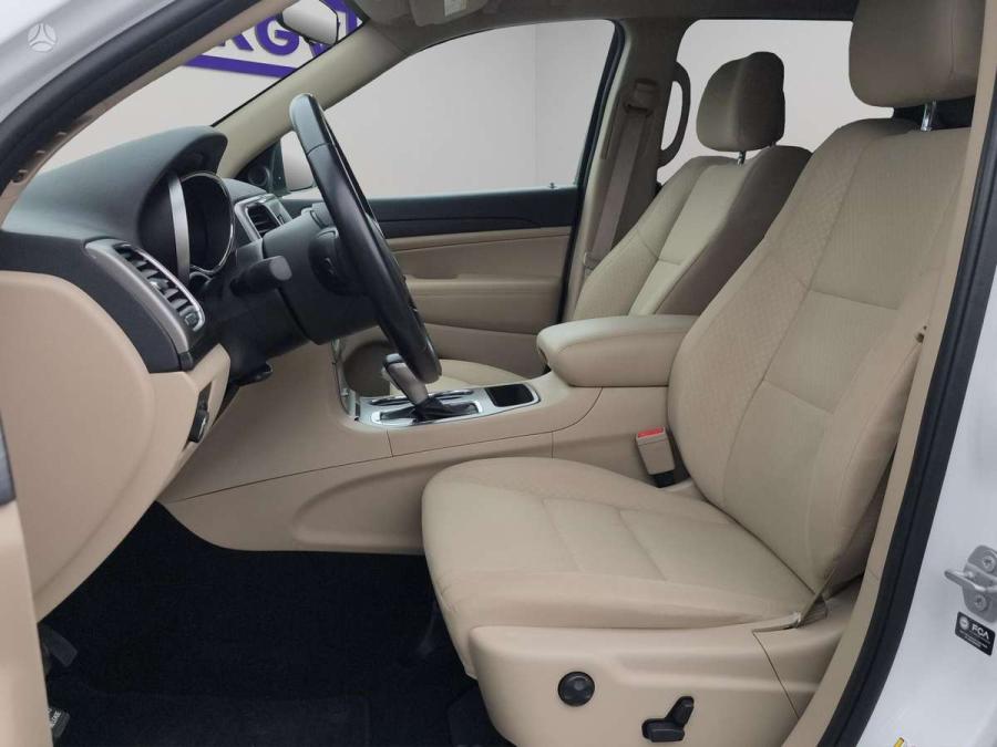 White Jeep Grand Cherokee 2021 in Vilnius, with an engine capacity of 3.60 L and mileage of 41 thousand km for 19999 €, photo 15 on AUTOMOTO.COM.LV