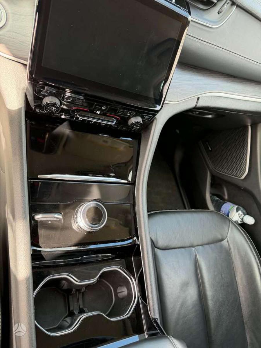 White Jeep Grand Cherokee 2021 in Vilnius, with an engine capacity of 3.60 L and mileage of 69 thousand km for 38000 €, photo 4 on AUTOMOTO.COM.LV