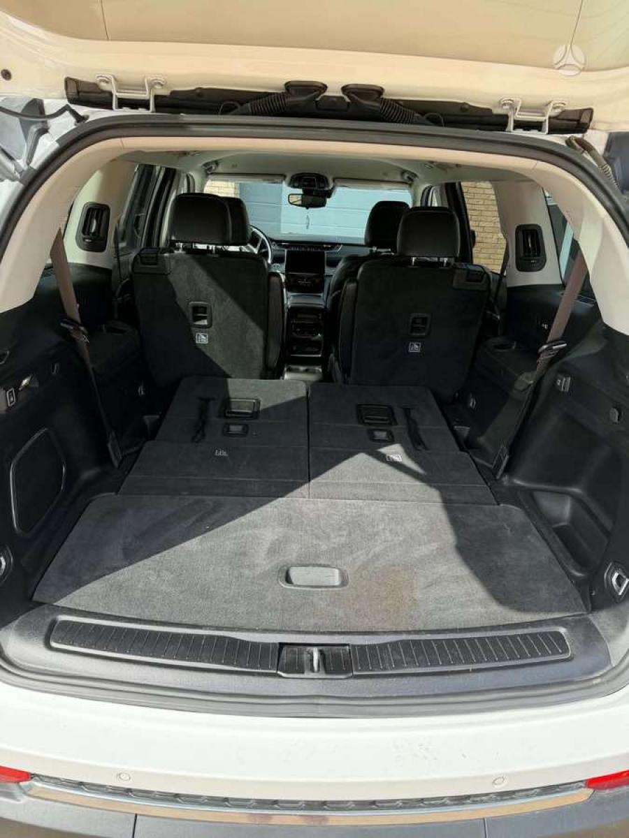 White Jeep Grand Cherokee 2021 in Vilnius, with an engine capacity of 3.60 L and mileage of 69 thousand km for 38000 €, photo 8 on AUTOMOTO.COM.LV