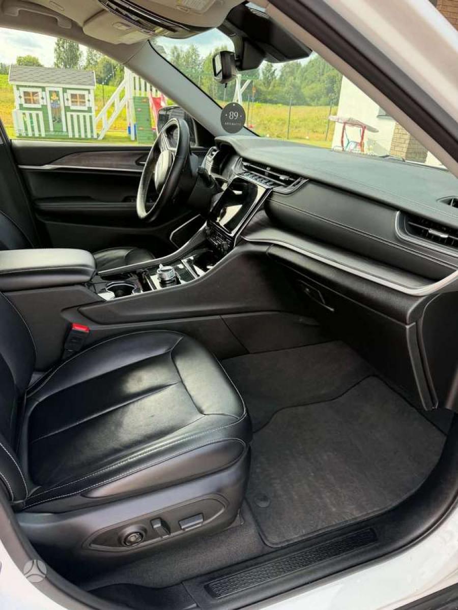 White Jeep Grand Cherokee 2021 in Vilnius, with an engine capacity of 3.60 L and mileage of 69 thousand km for 38000 €, photo 12 on AUTOMOTO.COM.LV