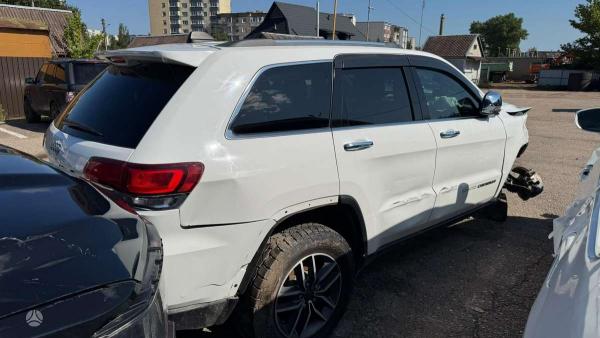 Balts Jeep Grand Cherokee 2021 Ukmergė, ar dzinēja tilpumu 3.60 L un nobraukumu 66 tūkst. km par 8499 €, foto 2 vietnē AUTOMOTO.COM.LV
