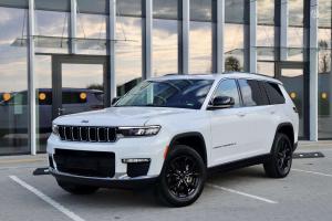 White Jeep Grand Cherokee 2021 in Vilnius, with an engine capacity of 3.60 L and mileage of 56 thousand km for 28499 €, photo 5 on AUTOMOTO.COM.LV