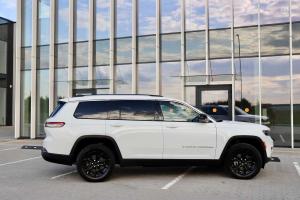 White Jeep Grand Cherokee 2021 in Vilnius, with an engine capacity of 3.60 L and mileage of 56 thousand km for 28499 €, photo 7 on AUTOMOTO.COM.LV