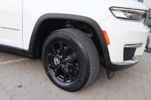 White Jeep Grand Cherokee 2021 in Vilnius, with an engine capacity of 3.60 L and mileage of 56 thousand km for 28499 €, photo 8 on AUTOMOTO.COM.LV