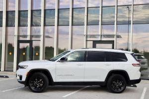 White Jeep Grand Cherokee 2021 in Vilnius, with an engine capacity of 3.60 L and mileage of 56 thousand km for 28499 €, photo 9 on AUTOMOTO.COM.LV