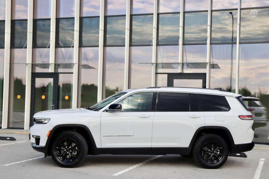 White Jeep Grand Cherokee 2021 in Vilnius, with an engine capacity of 3.60 L and mileage of 56 thousand km for 28499 €, photo 9 on AUTOMOTO.COM.LV