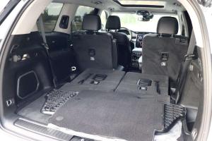 White Jeep Grand Cherokee 2021 in Vilnius, with an engine capacity of 3.60 L and mileage of 56 thousand km for 28499 €, photo 19 on AUTOMOTO.COM.LV