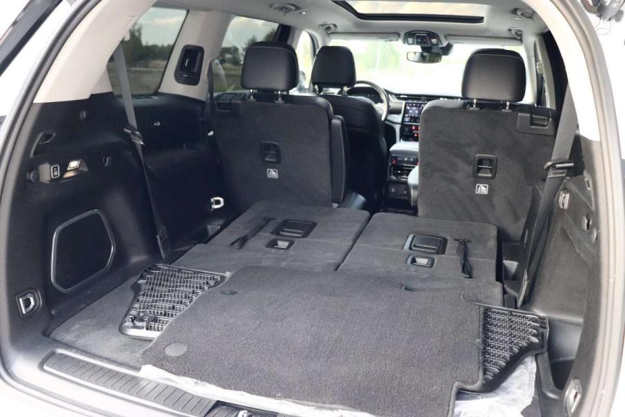 White Jeep Grand Cherokee 2021 in Vilnius, with an engine capacity of 3.60 L and mileage of 56 thousand km for 28499 €, photo 19 on AUTOMOTO.COM.LV