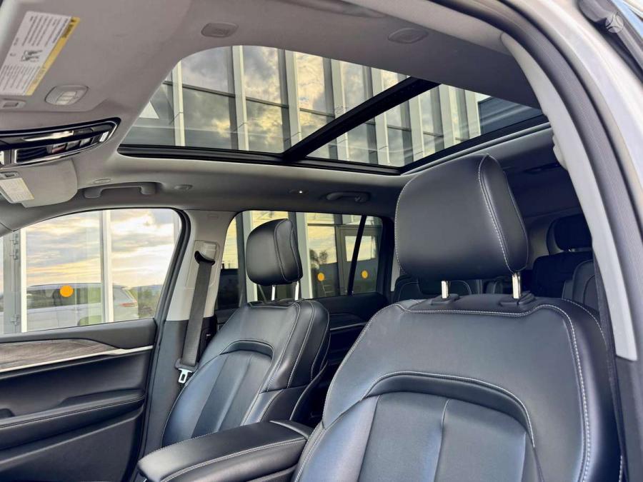 White Jeep Grand Cherokee 2021 in Vilnius, with an engine capacity of 3.60 L and mileage of 56 thousand km for 28499 €, photo 22 on AUTOMOTO.COM.LV