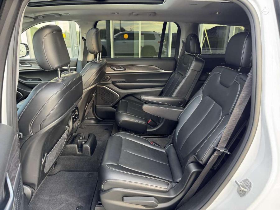 White Jeep Grand Cherokee 2021 in Vilnius, with an engine capacity of 3.60 L and mileage of 56 thousand km for 28499 €, photo 23 on AUTOMOTO.COM.LV