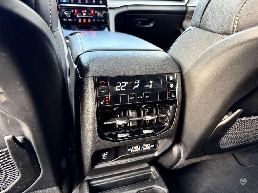 White Jeep Grand Cherokee 2021 in Vilnius, with an engine capacity of 3.60 L and mileage of 56 thousand km for 28499 €, photo 24 on AUTOMOTO.COM.LV