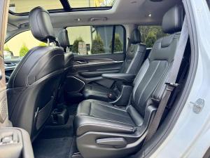 White Jeep Grand Cherokee 2021 in Vilnius, with an engine capacity of 3.60 L and mileage of 56 thousand km for 28499 €, photo 30 on AUTOMOTO.COM.LV