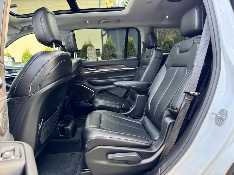 White Jeep Grand Cherokee 2021 in Vilnius, with an engine capacity of 3.60 L and mileage of 56 thousand km for 28499 €, photo 30 on AUTOMOTO.COM.LV