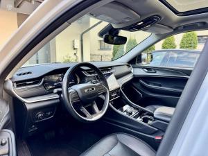 White Jeep Grand Cherokee 2021 in Vilnius, with an engine capacity of 3.60 L and mileage of 56 thousand km for 28499 €, photo 31 on AUTOMOTO.COM.LV