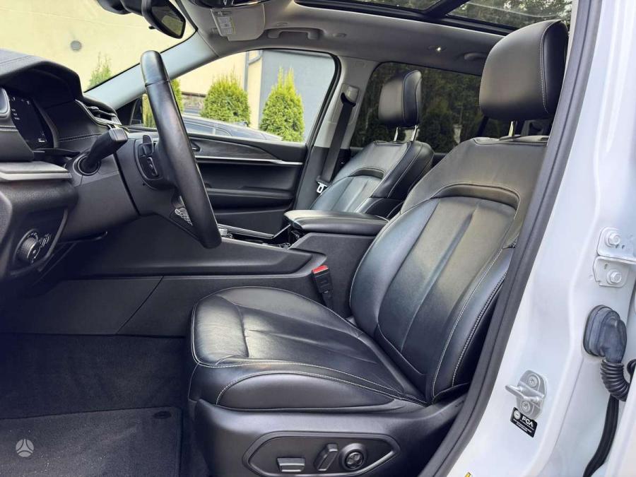 White Jeep Grand Cherokee 2021 in Vilnius, with an engine capacity of 3.60 L and mileage of 56 thousand km for 28499 €, photo 34 on AUTOMOTO.COM.LV