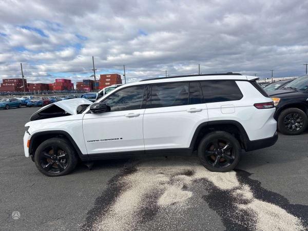 White Jeep Grand Cherokee 2022 in Ukmerge, with an engine capacity of 3.60 L and mileage of 64 thousand km for 11450 €, photo 1 on AUTOMOTO.COM.LV