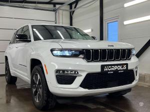 White Jeep Grand Cherokee 2022 in Vilnius, with an engine capacity of 2.00 L and mileage of 17 thousand km for 40000 €, photo  on AUTOMOTO.COM.LV