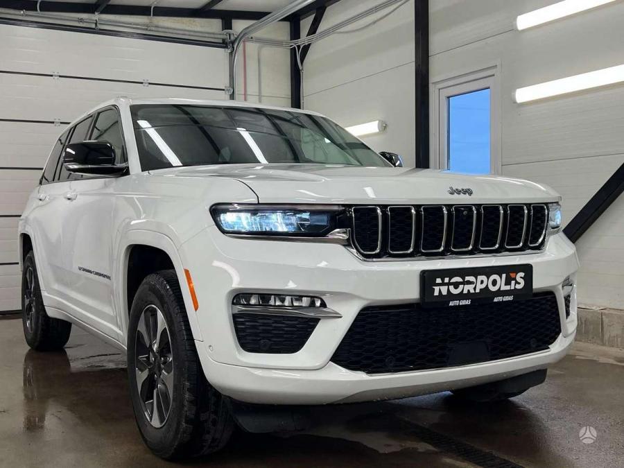 White Jeep Grand Cherokee 2022 in Vilnius, with an engine capacity of 2.00 L and mileage of 17 thousand km for 40000 €, photo 1 on AUTOMOTO.COM.LV