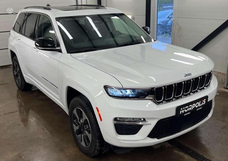 White Jeep Grand Cherokee 2022 in Vilnius, with an engine capacity of 2.00 L and mileage of 17 thousand km for 40000 €, photo 5 on AUTOMOTO.COM.LV