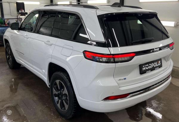 Balts Jeep Grand Cherokee 2022 Viļņa, ar dzinēja tilpumu 2.00 L un nobraukumu 17 tūkst. km par 40000 €, foto 7 vietnē AUTOMOTO.COM.LV
