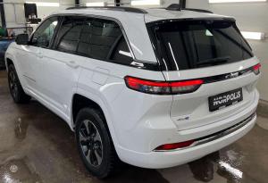 White Jeep Grand Cherokee 2022 in Vilnius, with an engine capacity of 2.00 L and mileage of 17 thousand km for 40000 €, photo 8 on AUTOMOTO.COM.LV