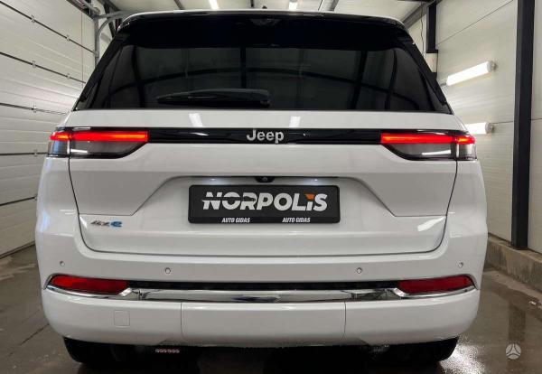 Balts Jeep Grand Cherokee 2022 Viļņa, ar dzinēja tilpumu 2.00 L un nobraukumu 17 tūkst. km par 40000 €, foto 8 vietnē AUTOMOTO.COM.LV