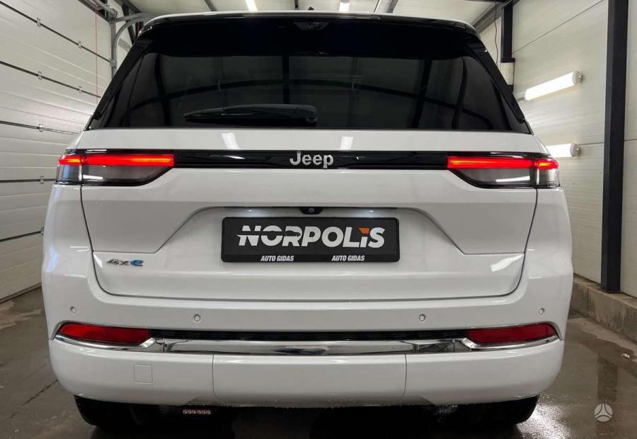 White Jeep Grand Cherokee 2022 in Vilnius, with an engine capacity of 2.00 L and mileage of 17 thousand km for 40000 €, photo 9 on AUTOMOTO.COM.LV