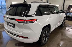 White Jeep Grand Cherokee 2022 in Vilnius, with an engine capacity of 2.00 L and mileage of 17 thousand km for 40000 €, photo 10 on AUTOMOTO.COM.LV