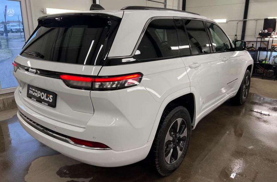 White Jeep Grand Cherokee 2022 in Vilnius, with an engine capacity of 2.00 L and mileage of 17 thousand km for 40000 €, photo 10 on AUTOMOTO.COM.LV