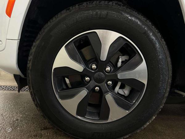 Balts Jeep Grand Cherokee 2022 Viļņa, ar dzinēja tilpumu 2.00 L un nobraukumu 17 tūkst. km par 40000 €, foto 10 vietnē AUTOMOTO.COM.LV