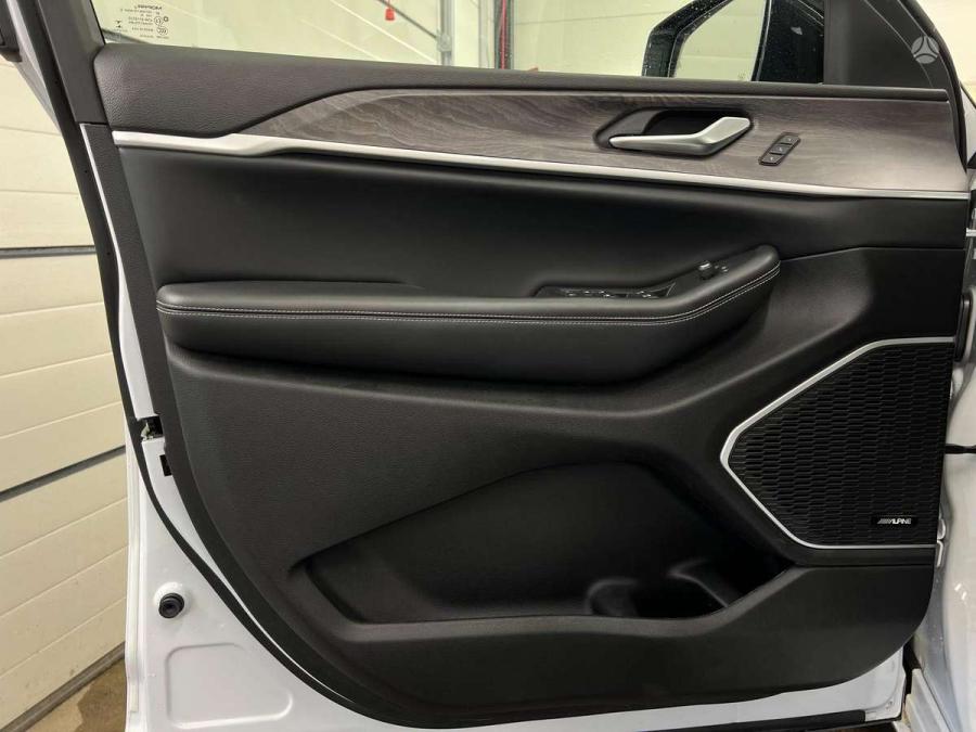 White Jeep Grand Cherokee 2022 in Vilnius, with an engine capacity of 2.00 L and mileage of 17 thousand km for 40000 €, photo 12 on AUTOMOTO.COM.LV