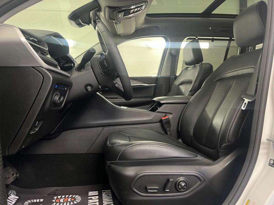 White Jeep Grand Cherokee 2022 in Vilnius, with an engine capacity of 2.00 L and mileage of 17 thousand km for 40000 €, photo 15 on AUTOMOTO.COM.LV