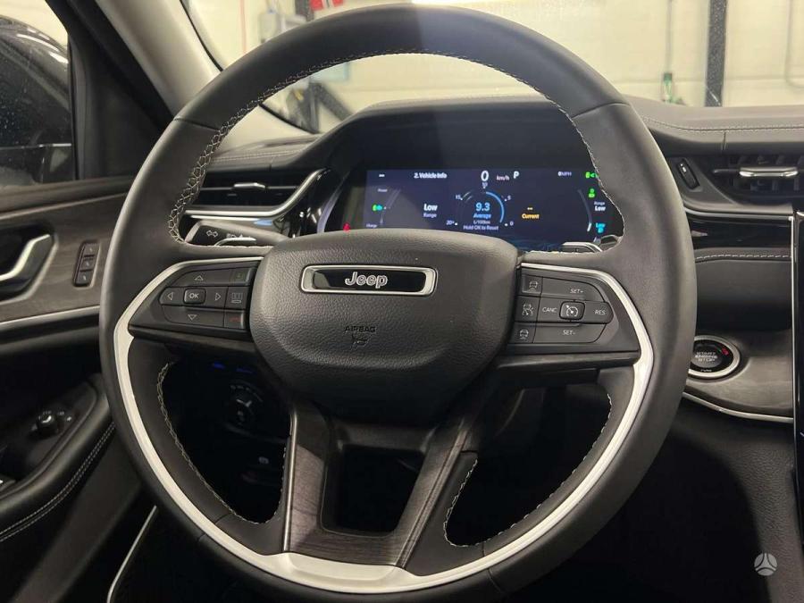 White Jeep Grand Cherokee 2022 in Vilnius, with an engine capacity of 2.00 L and mileage of 17 thousand km for 40000 €, photo 25 on AUTOMOTO.COM.LV