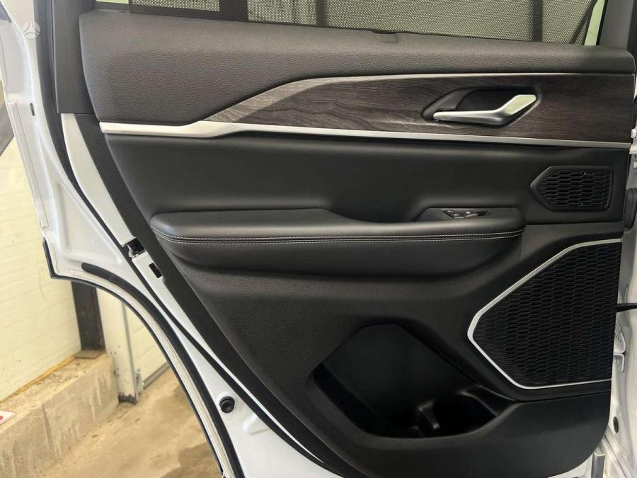 White Jeep Grand Cherokee 2022 in Vilnius, with an engine capacity of 2.00 L and mileage of 17 thousand km for 40000 €, photo 31 on AUTOMOTO.COM.LV