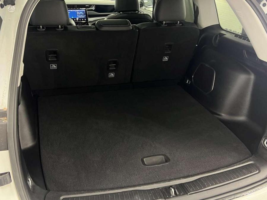 White Jeep Grand Cherokee 2022 in Vilnius, with an engine capacity of 2.00 L and mileage of 17 thousand km for 40000 €, photo 34 on AUTOMOTO.COM.LV