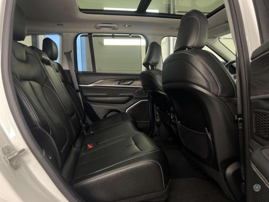 White Jeep Grand Cherokee 2022 in Vilnius, with an engine capacity of 2.00 L and mileage of 17 thousand km for 40000 €, photo 37 on AUTOMOTO.COM.LV