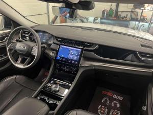 White Jeep Grand Cherokee 2022 in Vilnius, with an engine capacity of 2.00 L and mileage of 17 thousand km for 40000 €, photo 41 on AUTOMOTO.COM.LV