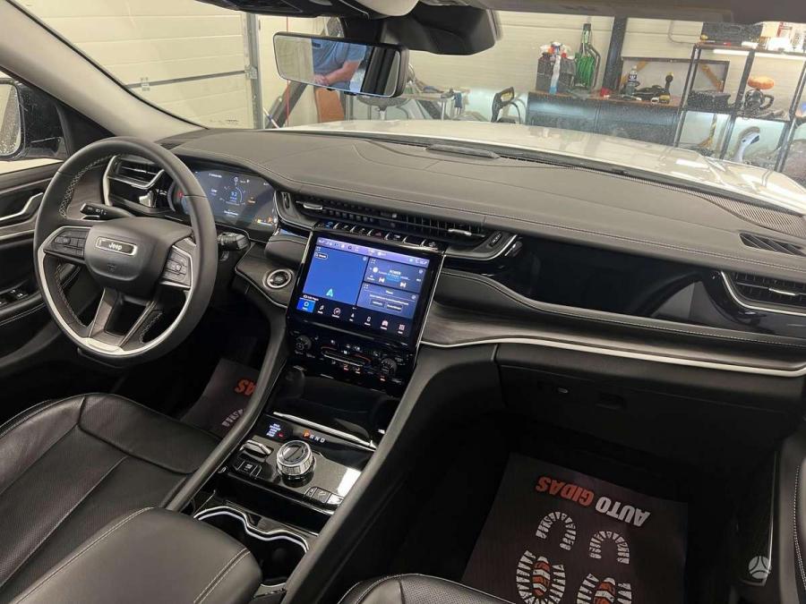 White Jeep Grand Cherokee 2022 in Vilnius, with an engine capacity of 2.00 L and mileage of 17 thousand km for 40000 €, photo 41 on AUTOMOTO.COM.LV