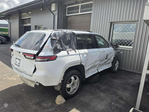 Balts Jeep Grand Cherokee 2022 Kauņa, ar dzinēja tilpumu 3.60 L un nobraukumu 50 tūkst. km par 6000 €, foto 2 vietnē AUTOMOTO.COM.LV