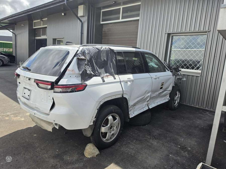 Balts Jeep Grand Cherokee 2022 Kauņa, ar dzinēja tilpumu 3.60 L un nobraukumu 50 tūkst. km par 6000 €, foto 3 vietnē AUTOMOTO.COM.LV