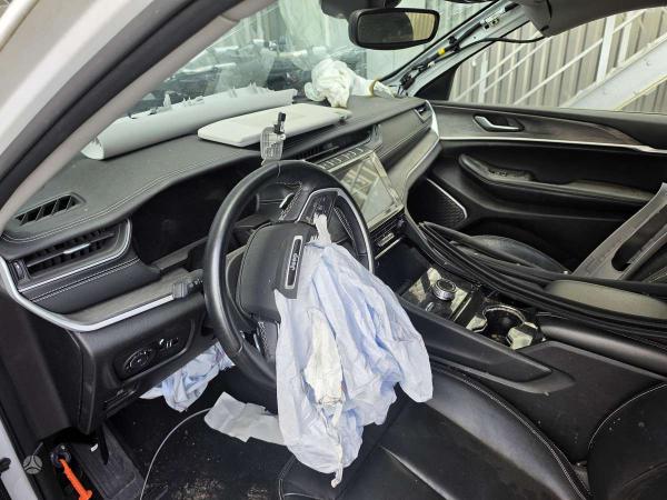 Balts Jeep Grand Cherokee 2022 Kauņa, ar dzinēja tilpumu 3.60 L un nobraukumu 50 tūkst. km par 6000 €, foto 4 vietnē AUTOMOTO.COM.LV