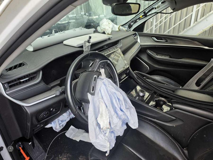 Balts Jeep Grand Cherokee 2022 Kauņa, ar dzinēja tilpumu 3.60 L un nobraukumu 50 tūkst. km par 6000 €, foto 5 vietnē AUTOMOTO.COM.LV