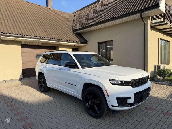 White Jeep Grand Cherokee 2022 in Sakiai, with an engine capacity of 3.60 L and mileage of 130 thousand km for 29645 €, photo 1 on AUTOMOTO.COM.LV