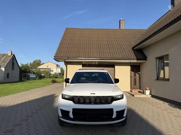 White Jeep Grand Cherokee 2022 in Sakiai, with an engine capacity of 3.60 L and mileage of 130 thousand km for 29645 €, photo 3 on AUTOMOTO.COM.LV