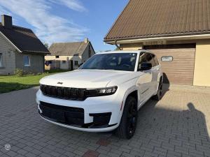 White Jeep Grand Cherokee 2022 in Sakiai, with an engine capacity of 3.60 L and mileage of 130 thousand km for 29645 €, photo 4 on AUTOMOTO.COM.LV