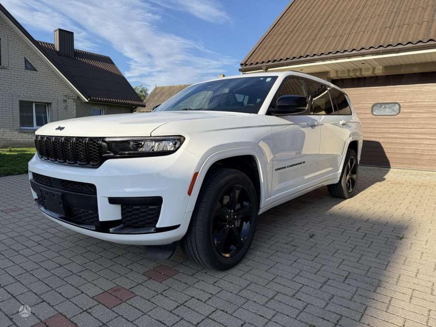 White Jeep Grand Cherokee 2022 in Sakiai, with an engine capacity of 3.60 L and mileage of 130 thousand km for 29645 €, photo 5 on AUTOMOTO.COM.LV