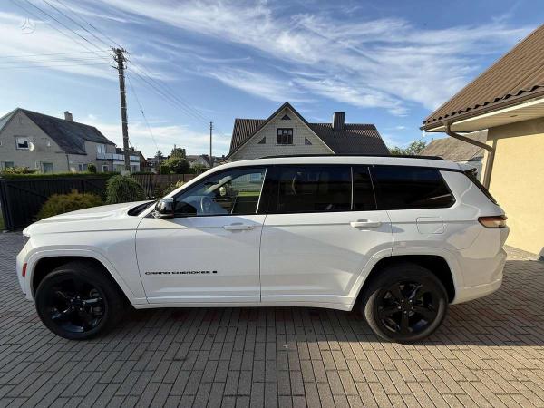 White Jeep Grand Cherokee 2022 in Sakiai, with an engine capacity of 3.60 L and mileage of 130 thousand km for 29645 €, photo 6 on AUTOMOTO.COM.LV